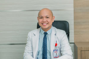 Dokter Roy Steve Winslow Umboh, Sp.M - Praktek di RS Mata SMEC Manado ...