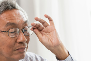 Presbiopia: Kenapa Mata Tua Sulit Melihat Dekat? | RS Mata SMEC